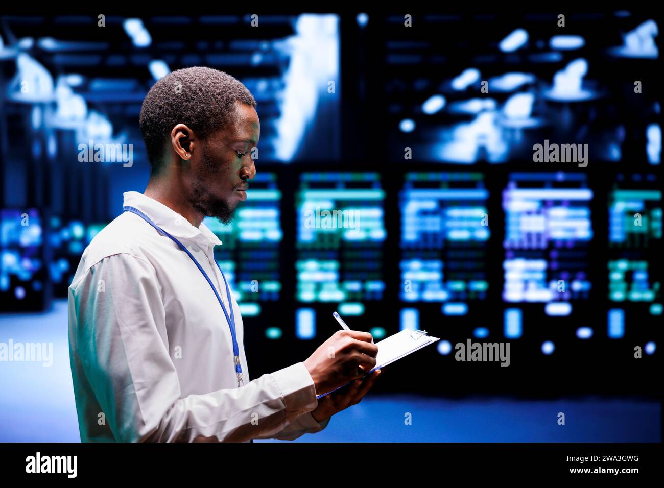 Adept Supervisor Overseeing Server Hub Using Renewable Sources To