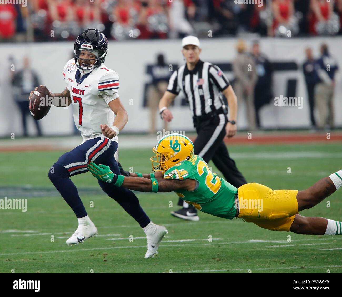 Glendale, Arizona, USA. 1st Jan, 2024. Kaidon Salter (7) of the Liberty Flames out runs Devon ...