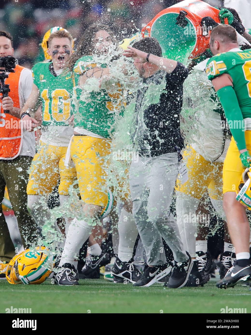 Glendale, Arizona, USA. 1st Jan, 2024. Head coach Dan Lanning of the Oregon Ducks gets Gatorade ...