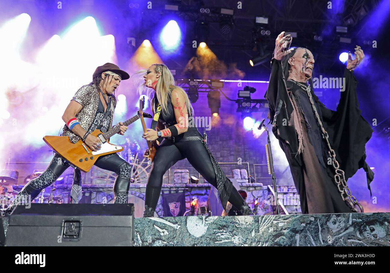 Alice Cooper-Band: V.l.: Ryan Roxie, Nita Strauss, Frankenstein-Figur ...