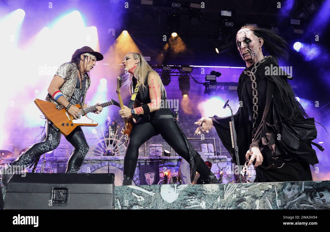 Alice Cooper-Band: V.l.: Ryan Roxie, Nita Strauss, Frankenstein-Figur ...