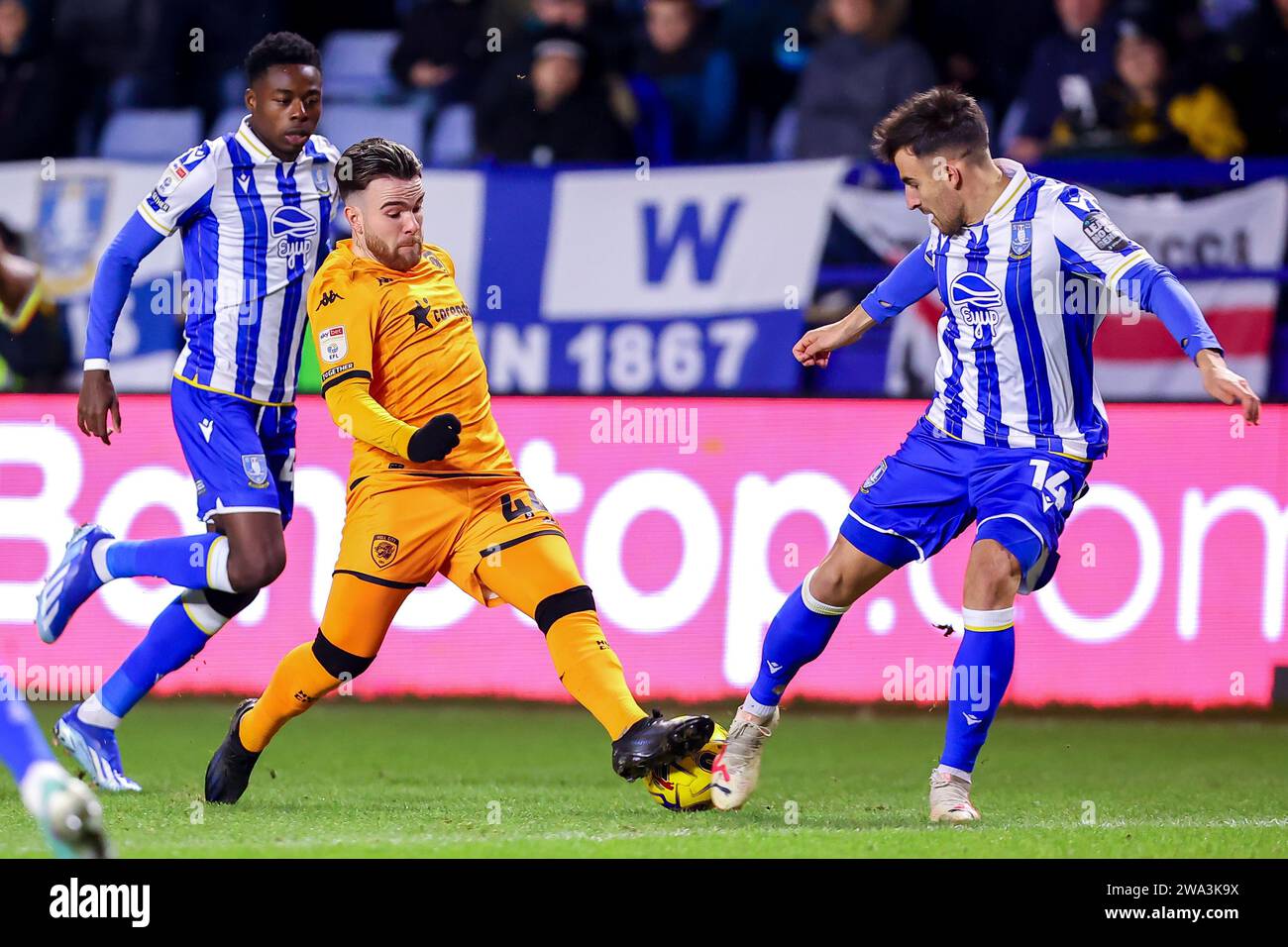 Aaron Connolly 44 of Hull City and Pol Valentin 14 of Sheffield ...