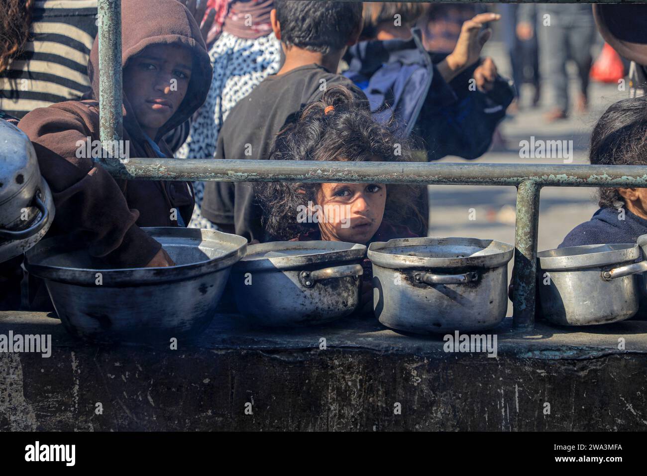 Gaza children starving hi-res stock photography and images - Alamy