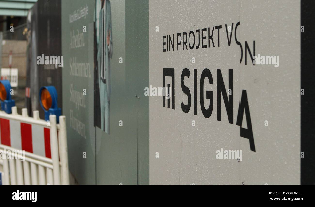 An einem Bauzaun der Baugrube der ehemaligen Gänsemarkt-Passage in der ...