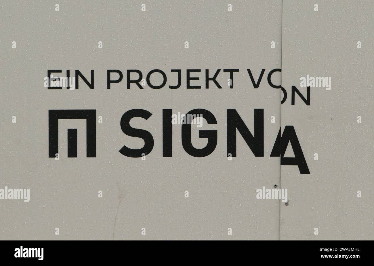 An einem Bauzaun der Baugrube der ehemaligen Gänsemarkt-Passage in der ...