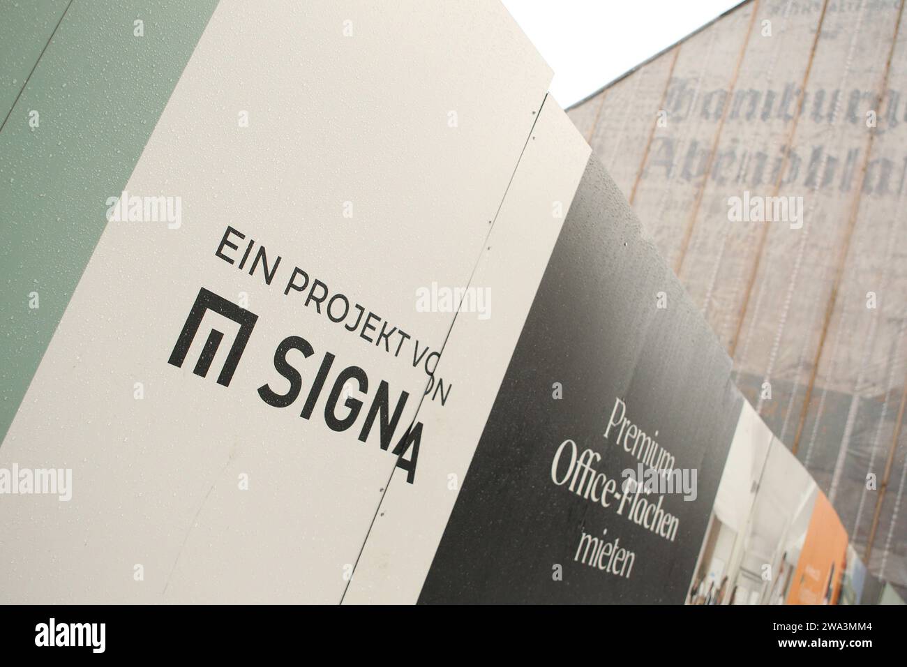 An einem Bauzaun der Baugrube der ehemaligen Gänsemarkt-Passage in der ...