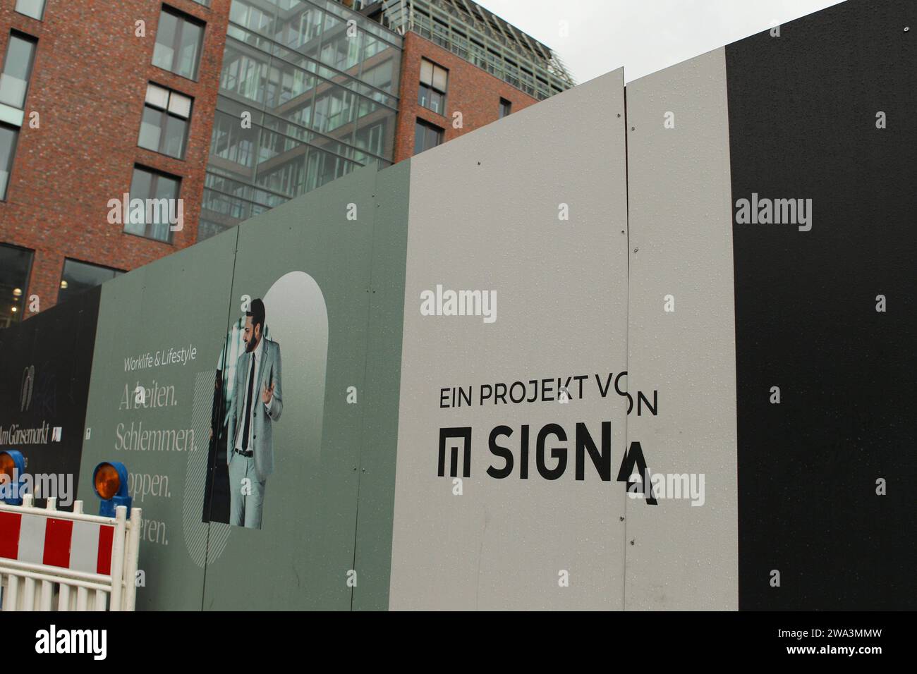 An einem Bauzaun der Baugrube der ehemaligen Gänsemarkt-Passage in der ...