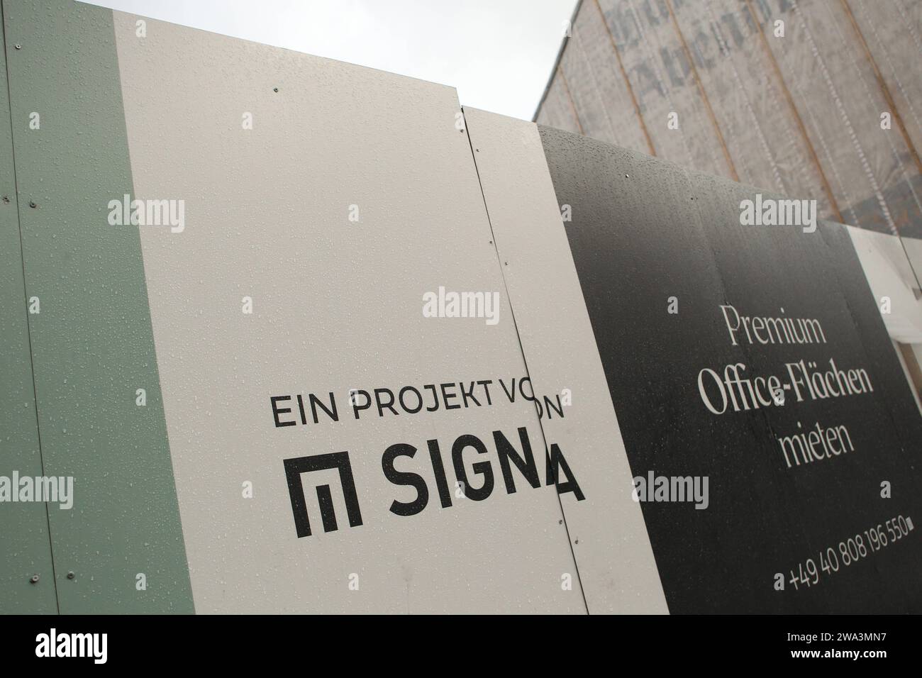 An einem Bauzaun der Baugrube der ehemaligen Gänsemarkt-Passage in der ...