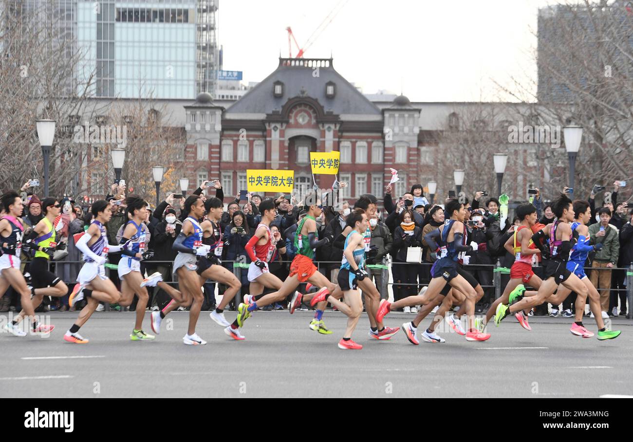 Runners start in the first section of the two-day Tokyo-Hakone ...