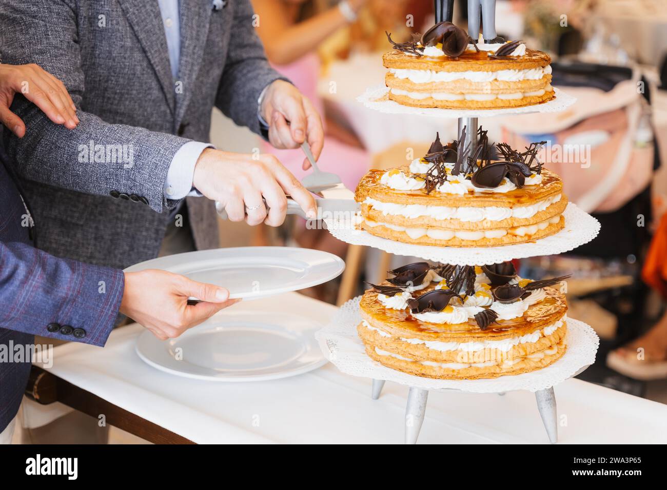 Cake cutting ceremony hi-res stock photography and images - Alamy