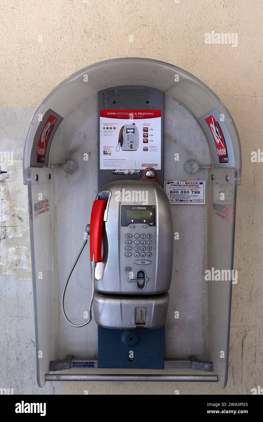 Italy phone booth hi-res stock photography and images - Alamy