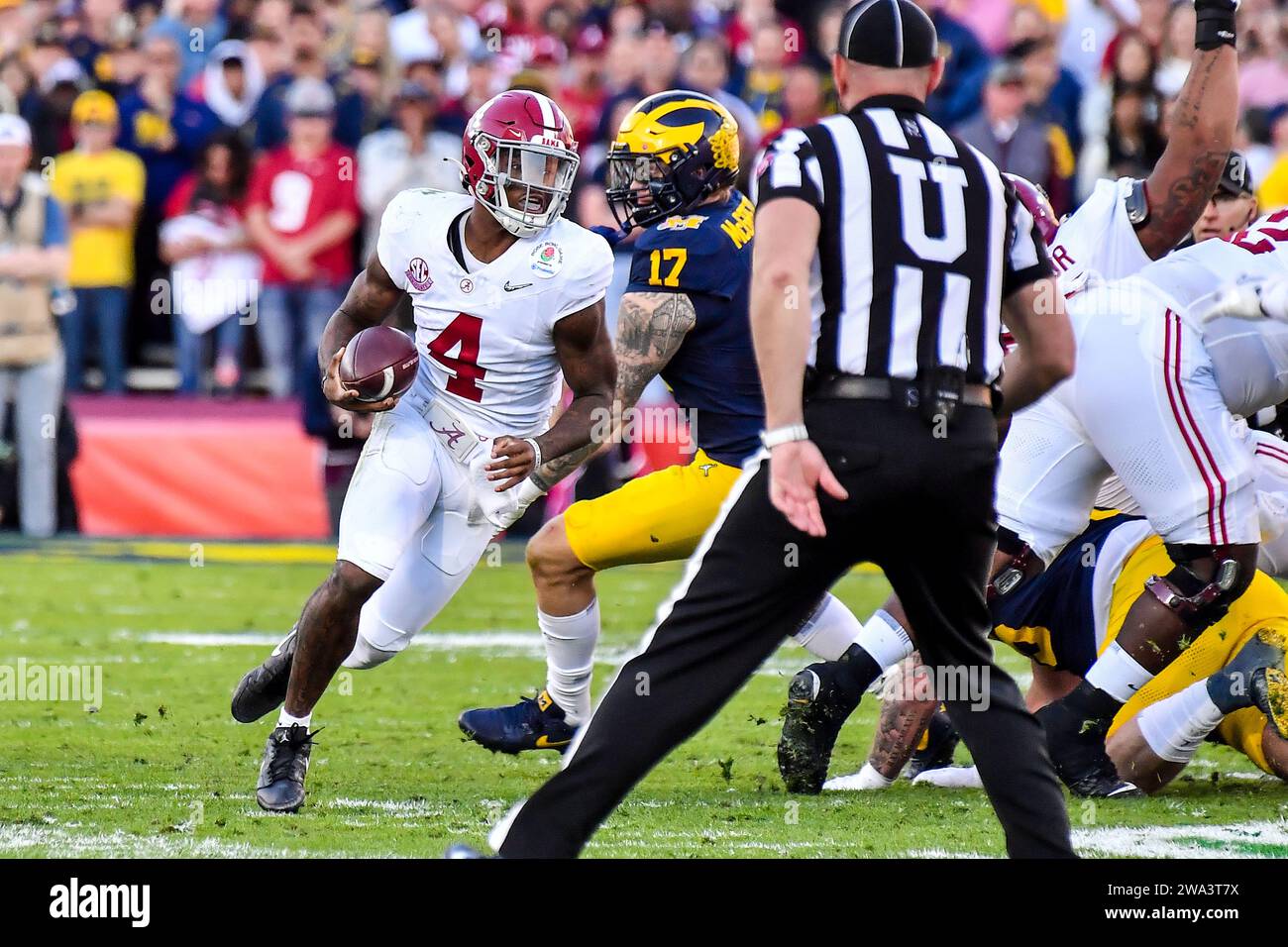 Pasadena, CA. 1st Jan, 2024. Alabama Crimson Tide quarterback Jalen Milroe (4) runs in action in ...