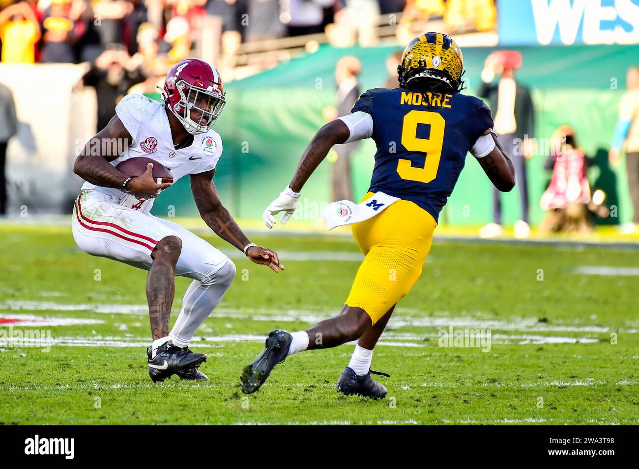 Pasadena, CA. 1st Jan, 2024. Alabama Crimson Tide quarterback Jalen Milroe (4) runs in action in ...