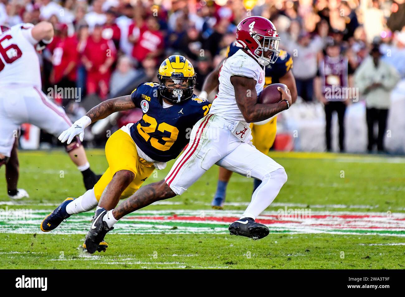 Pasadena, CA. 1st Jan, 2024. Alabama Crimson Tide quarterback Jalen Milroe (4) runs in action in ...