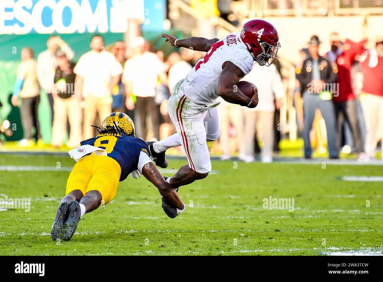 Pasadena, CA. 1st Jan, 2024. Alabama Crimson Tide quarterback Jalen Milroe (4) runs in action in ...
