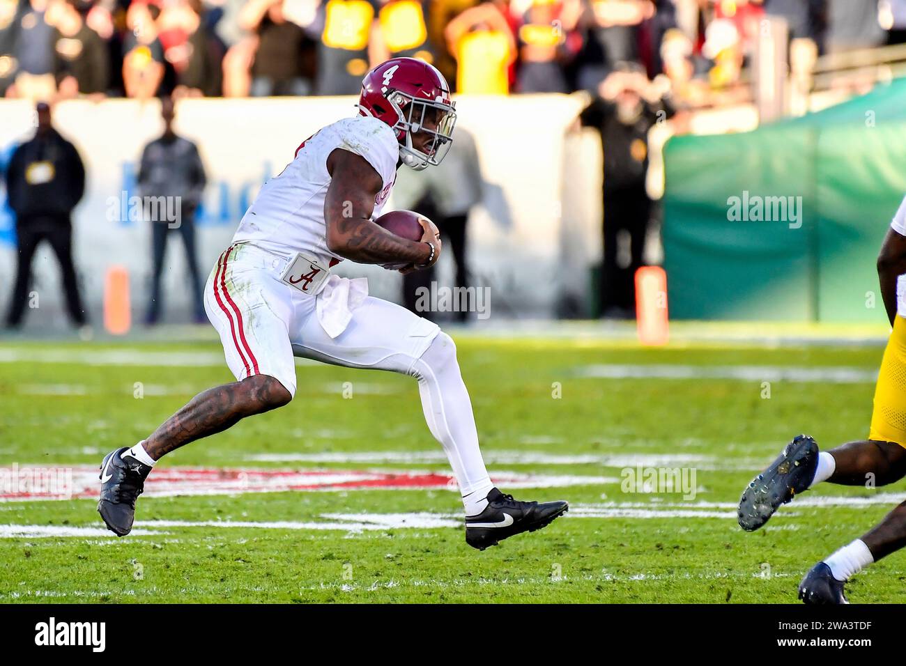 Pasadena, CA. 1st Jan, 2024. Alabama Crimson Tide quarterback Jalen Milroe (4) runs in action in ...