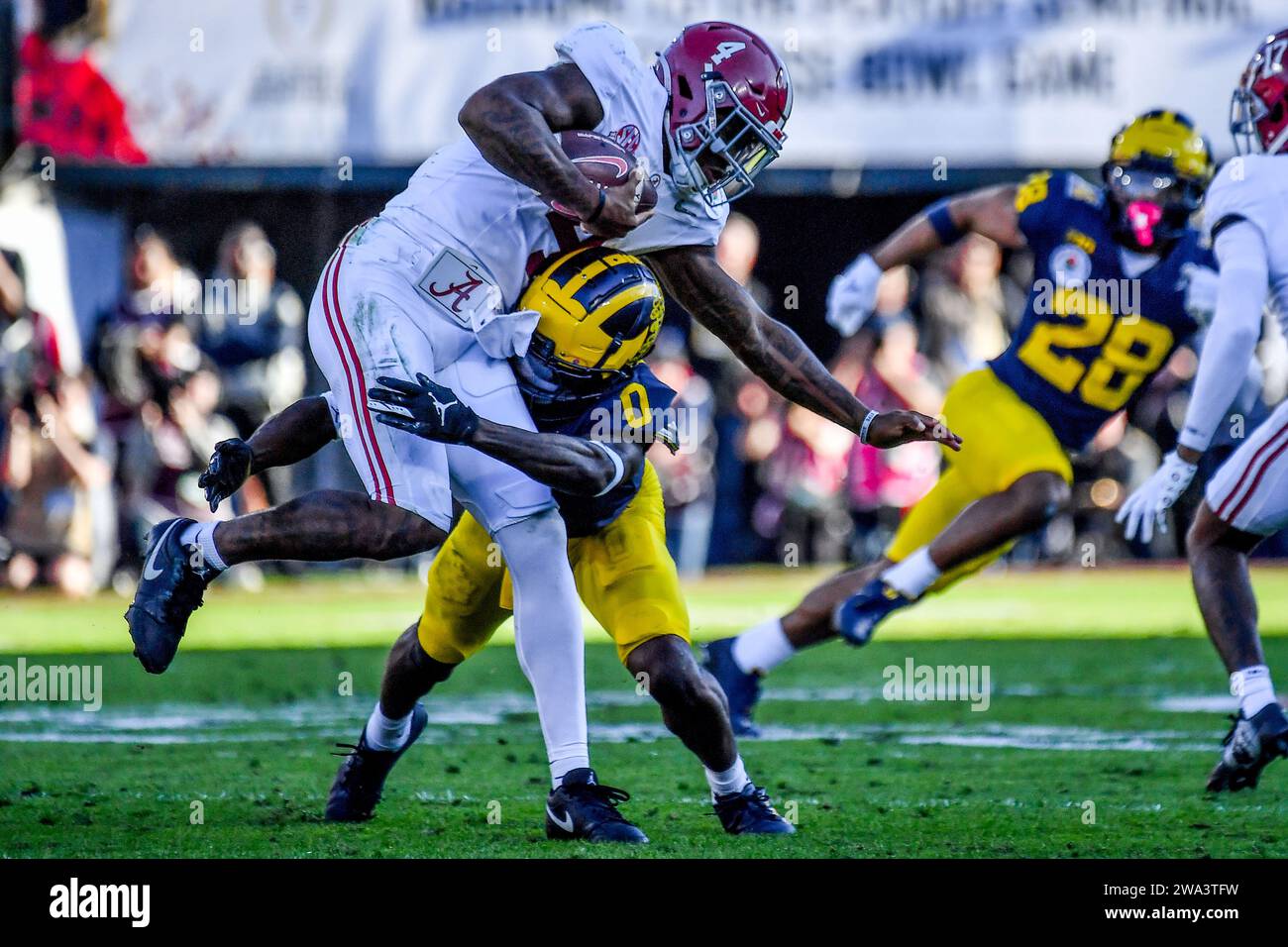 Pasadena, CA. 1st Jan, 2024. Alabama Crimson Tide quarterback Jalen Milroe (4) runs and is ...