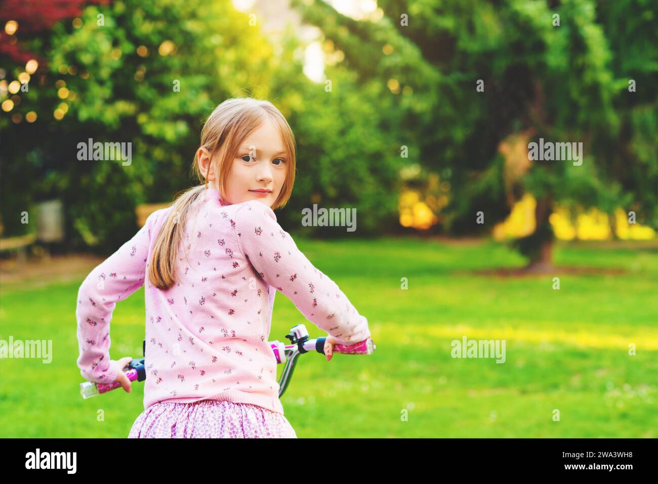 Girl looking back over shoulder hi-res stock photography and images - Alamy