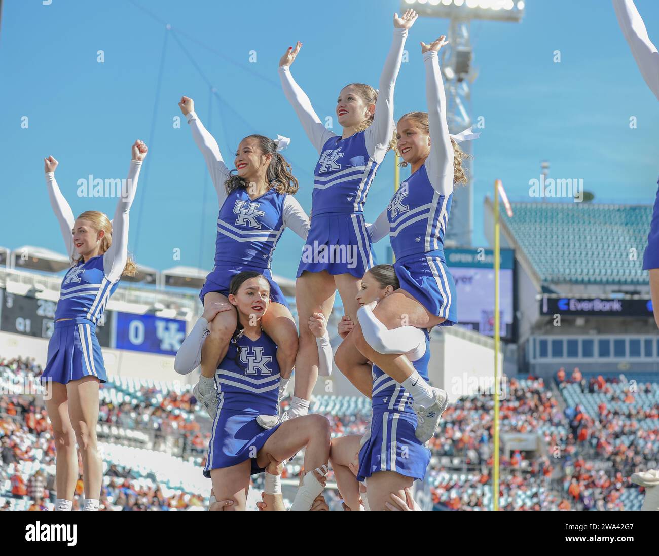 Jacksonville, FL, USA. 29th Dec, 2023. The Kentucky cheerleaders build ...