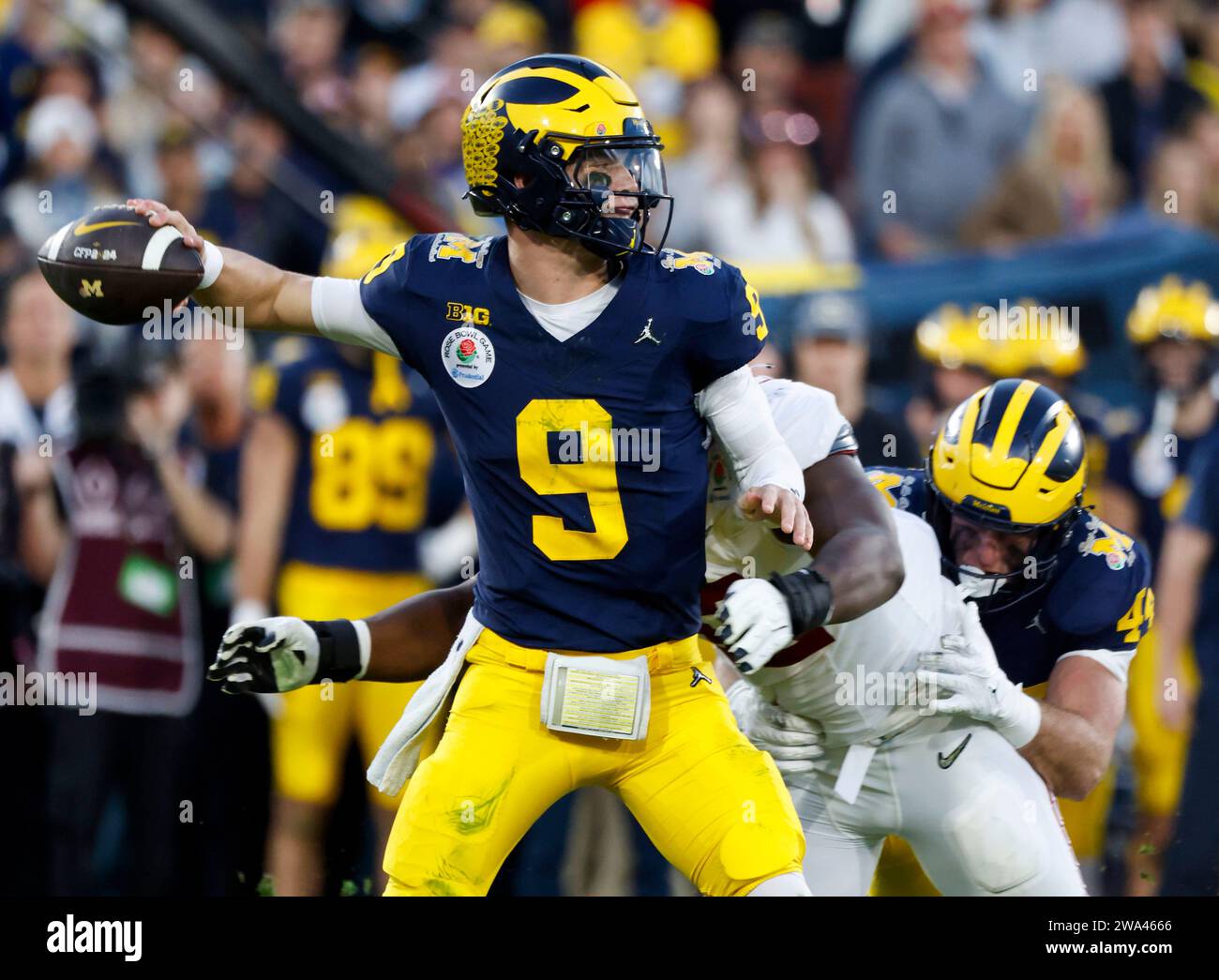 January 01, 2024 Alabama Crimson Tide defensive lineman Justin Eboigbe (92) hits Michigan ...