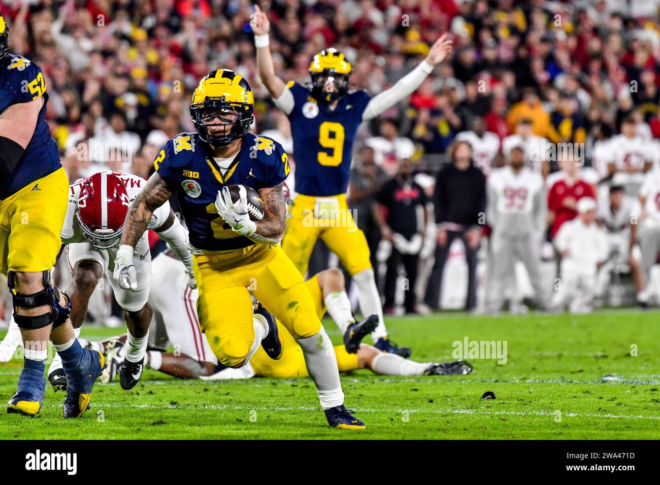 Pasadena, CA. 1st Jan, 2024. Michigan Wolverines running back Blake Corum (2) runs in for the ...