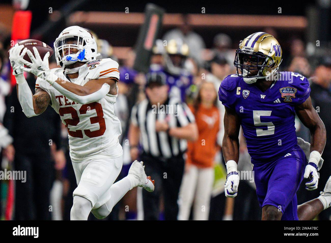 Texas defensive back Jahdae Barron (23) attempts an interception ...