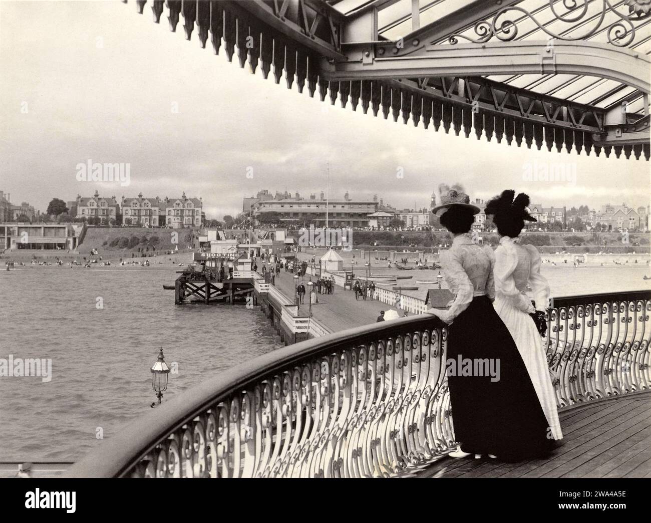 1899 ca. , CLACTON ON SEA , ESSEX , GREAT BRITAIN : The pier and the ...