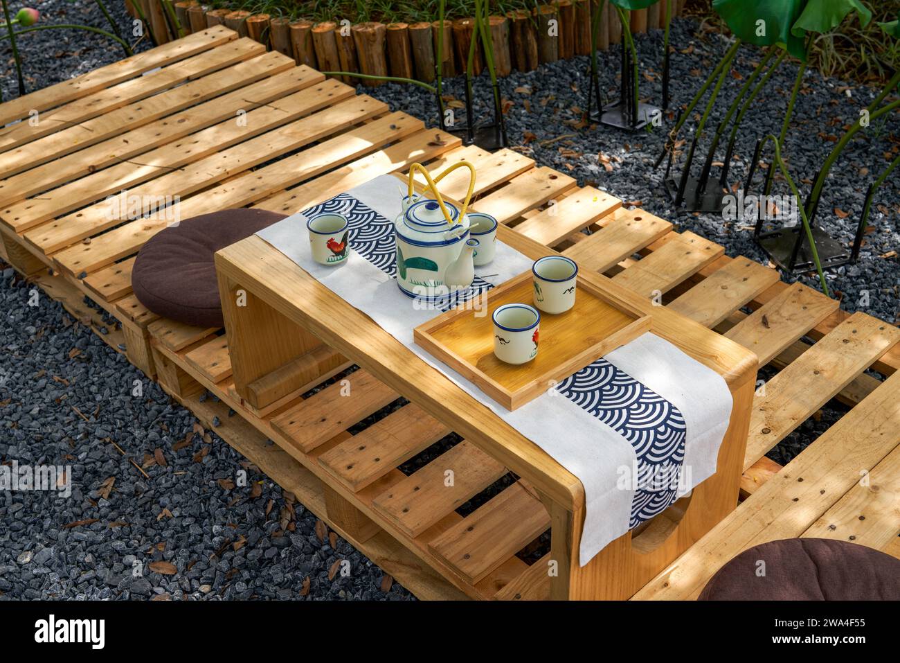 Chinese traditional rooster teapot and tea cup set Stock Photo - Alamy