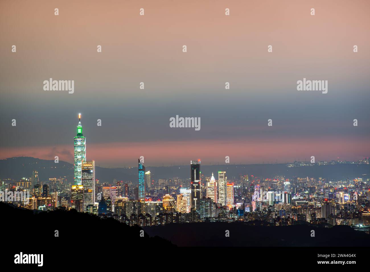Captivating view citys silhouette hi-res stock photography and images ...