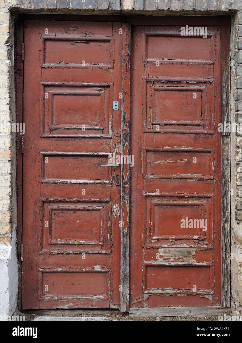 Old destroyed wooden ??? door in a brick house Stock Photo - Alamy