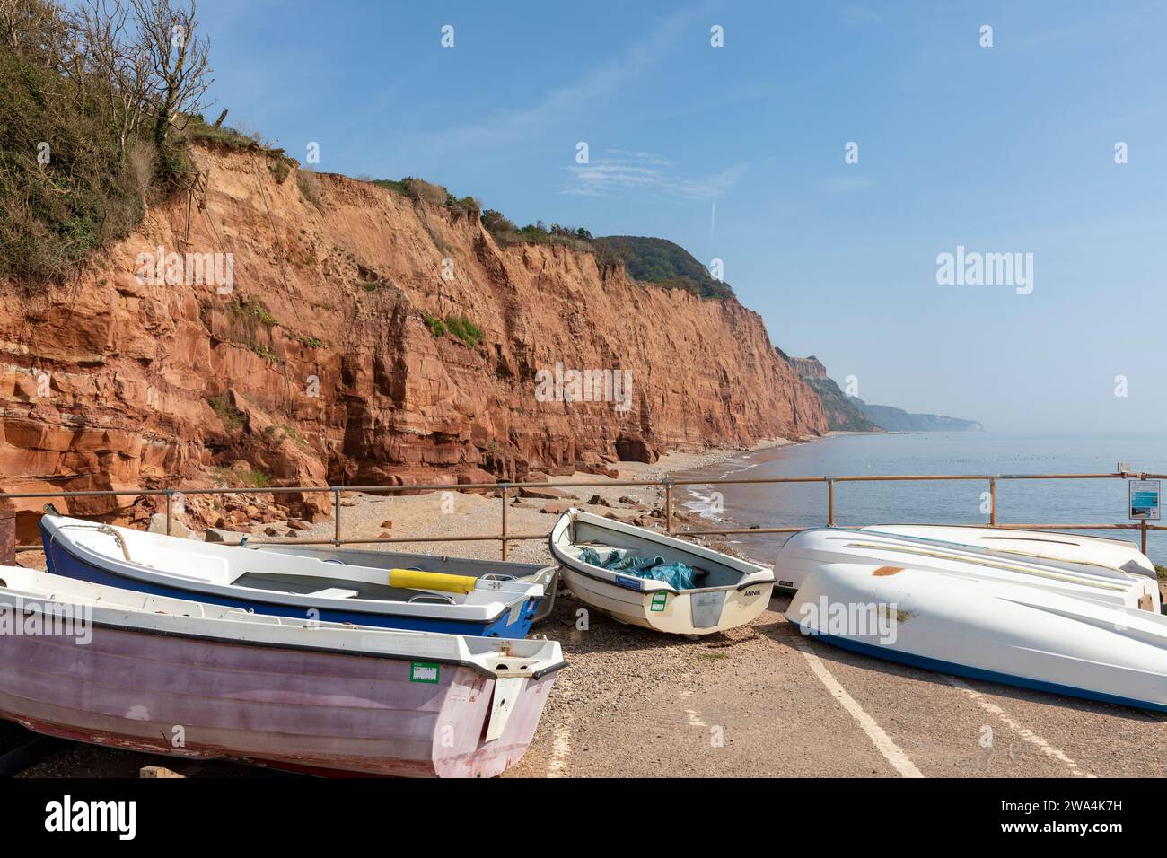 Red blue rowing boats hi-res stock photography and images - Alamy