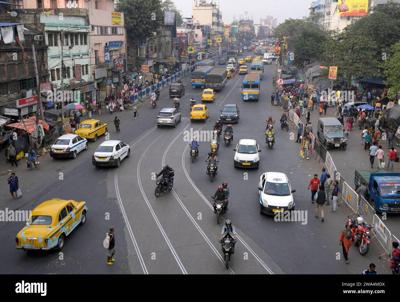 IND , INDIEN : Strassenverkehr in Kalkutta / Kolkata , 14.12.2023 IND ...