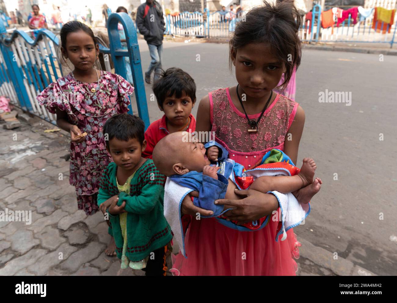IND , INDIEN : Strassenkinder in Kalkutta / Kolkata , 18.12.2023 IND ...