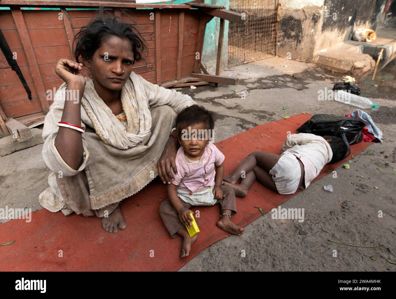 Poverty on the streets in kolkata hi-res stock photography and images ...