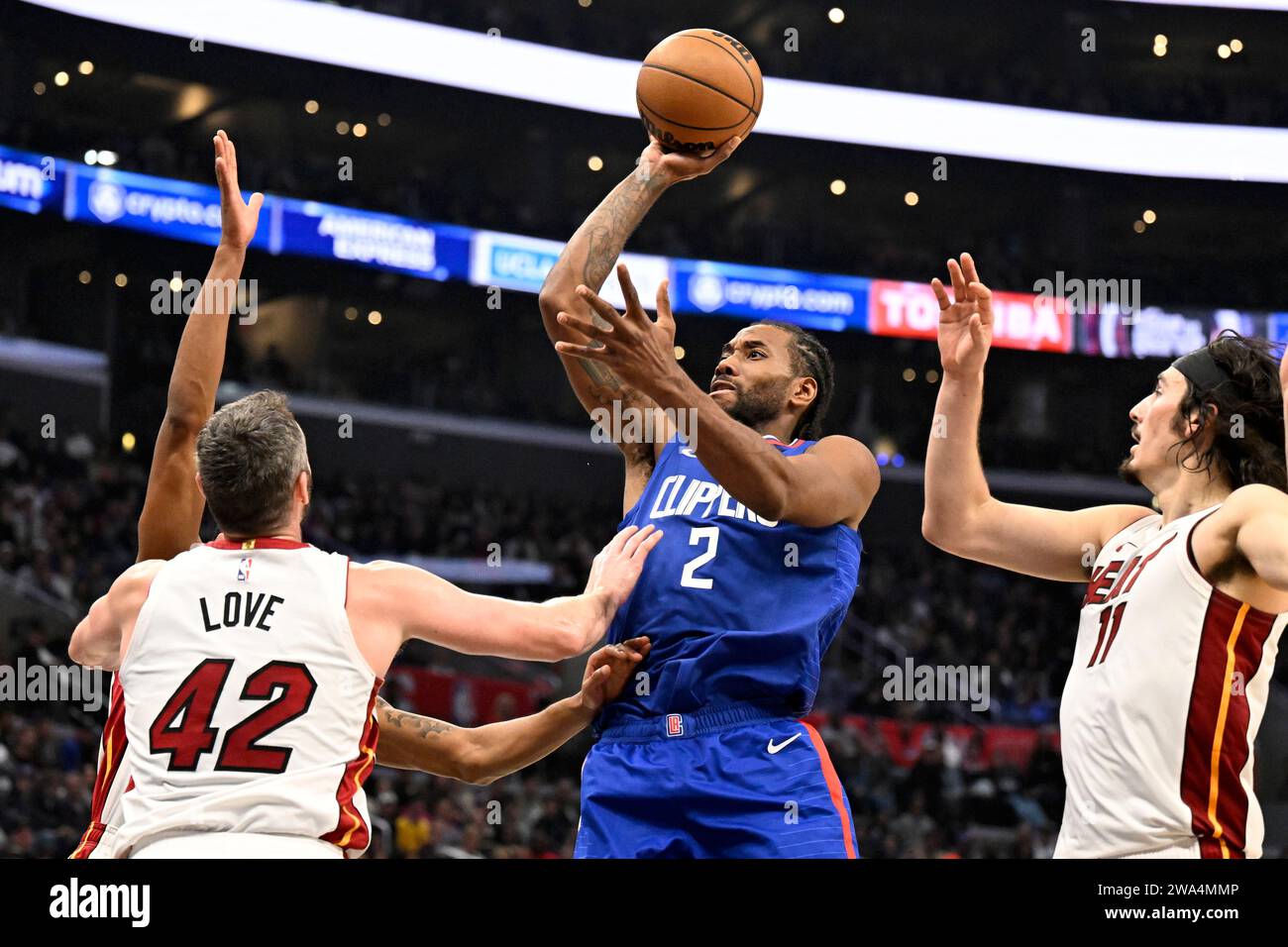 Los Angeles Clippers forward Kawhi Leonard (2) shoots against Miami ...