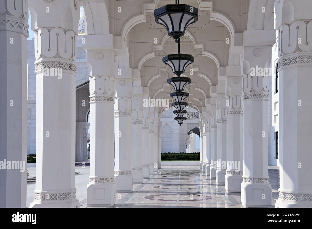 Dubai gold marble hi-res stock photography and images - Alamy