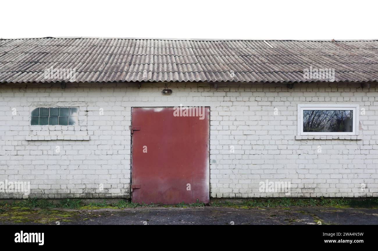 Red door brick shed hi-res stock photography and images - Alamy