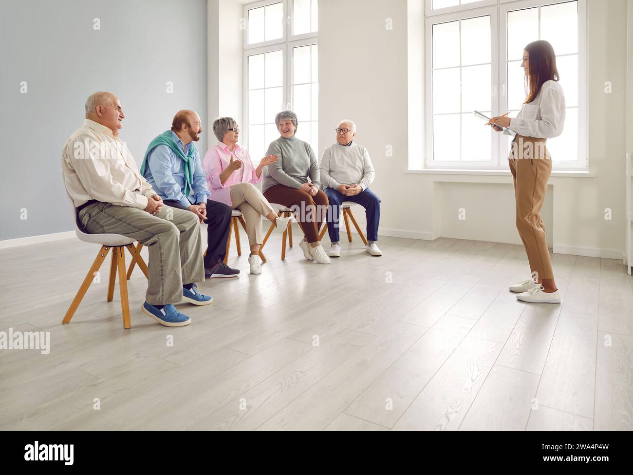 Group discussion woman speaking hi-res stock photography and images - Alamy