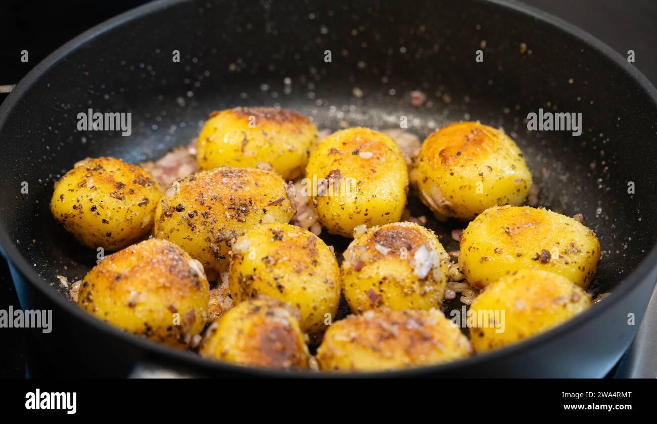 farmers breakfast roasted potatoes with ham and eggs Stock Photo - Alamy