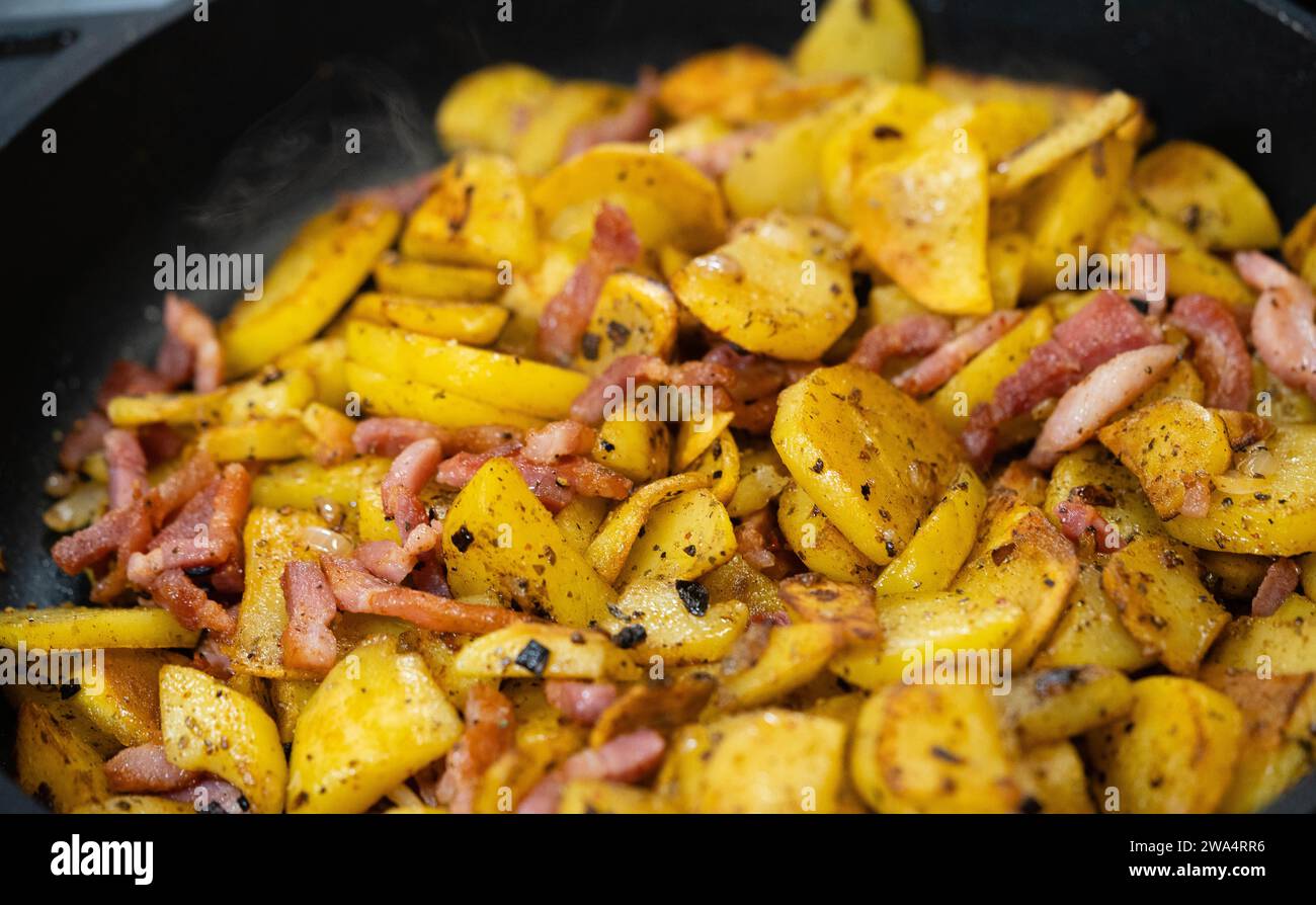 farmers breakfast roasted potatoes with ham and eggs Stock Photo - Alamy