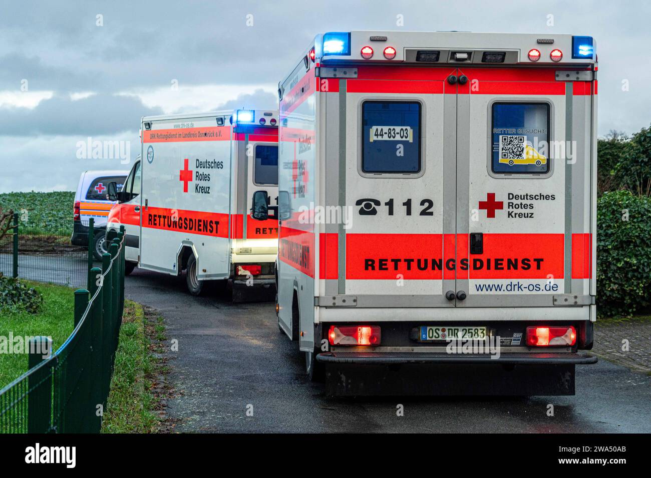 Osnabrück, Deutschland 01. Januar 2024: Zwei Rettungsfahrzeuge vom DRK ...