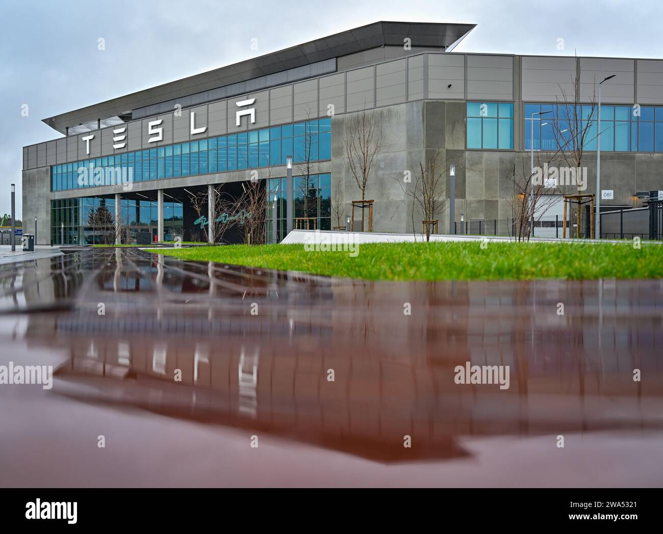02 January 2024, Brandenburg, Grünheide: Tesla Gigafactory Berlin ...