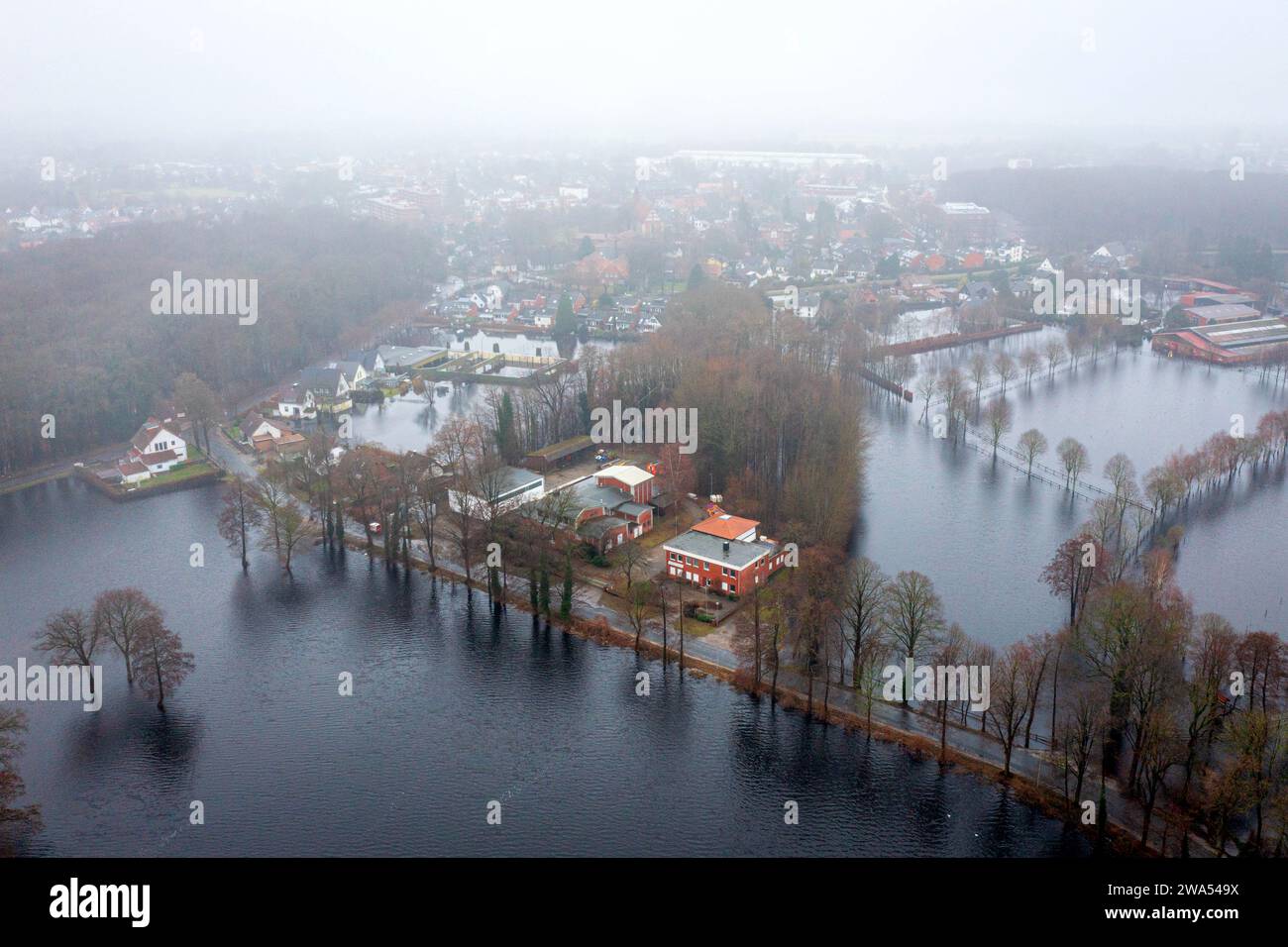 Lilienthal, Germany. 02nd Jan, 2024. There is water in the fields ...