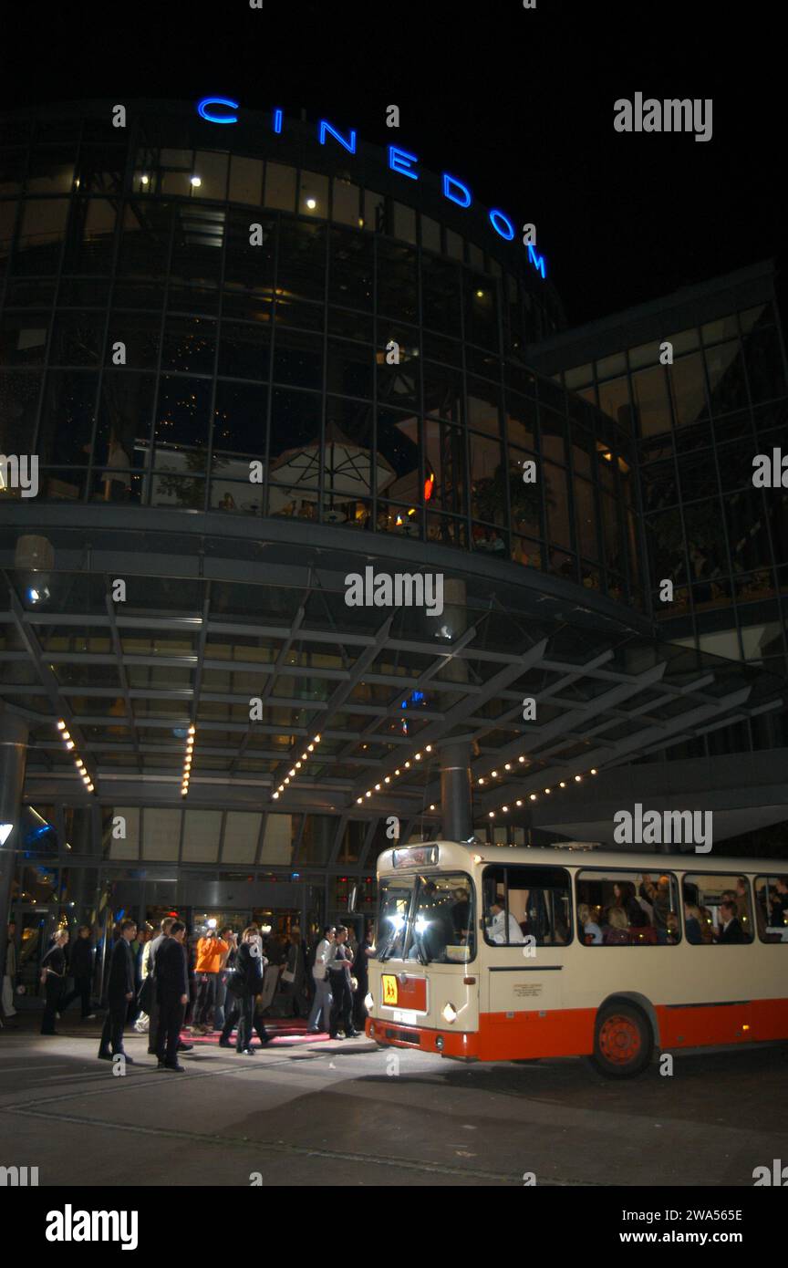 Das jahr der ersten kuesse hi-res stock photography and images - Alamy