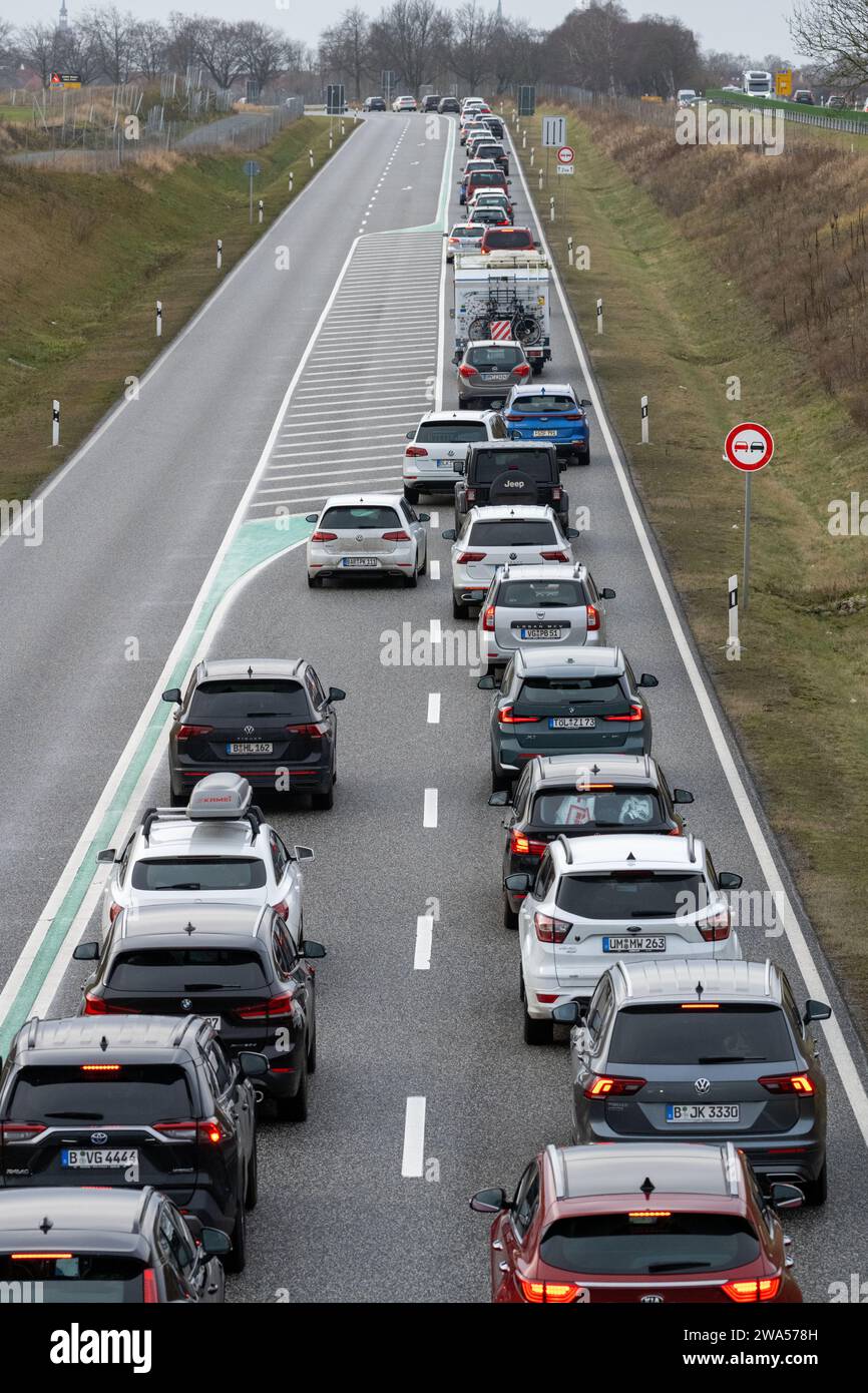 02 January 2024, Mecklenburg-Western Pomerania, Altefähr: Vehicles are ...