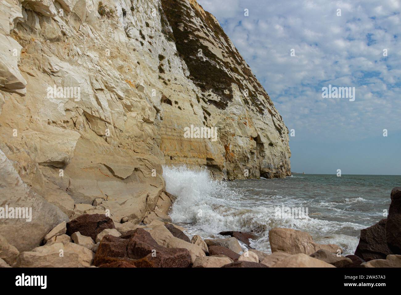 Waves crash on cliffs hi-res stock photography and images - Alamy