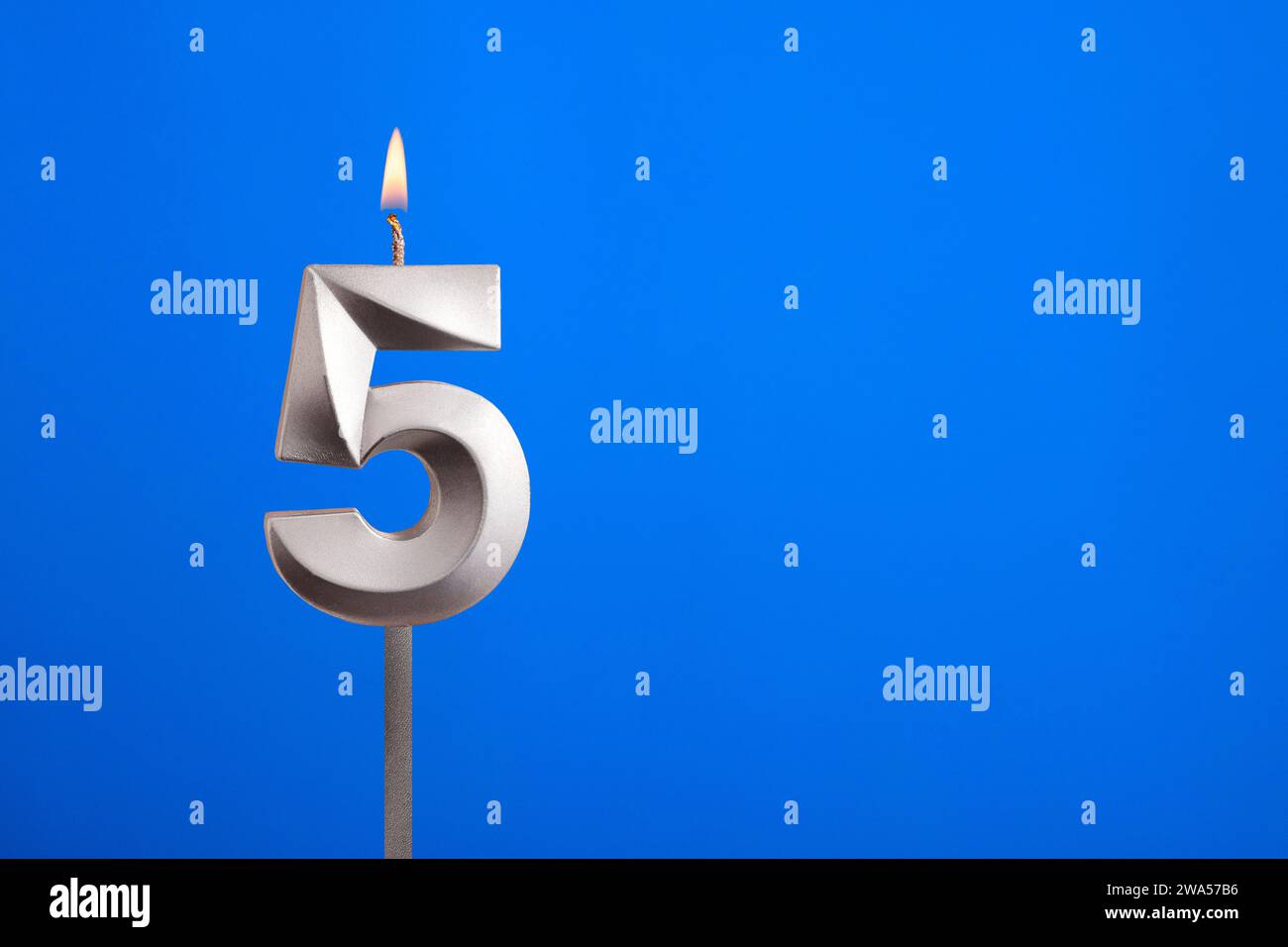 Birthday candle number 5 - Celebration card on blue background Stock ...