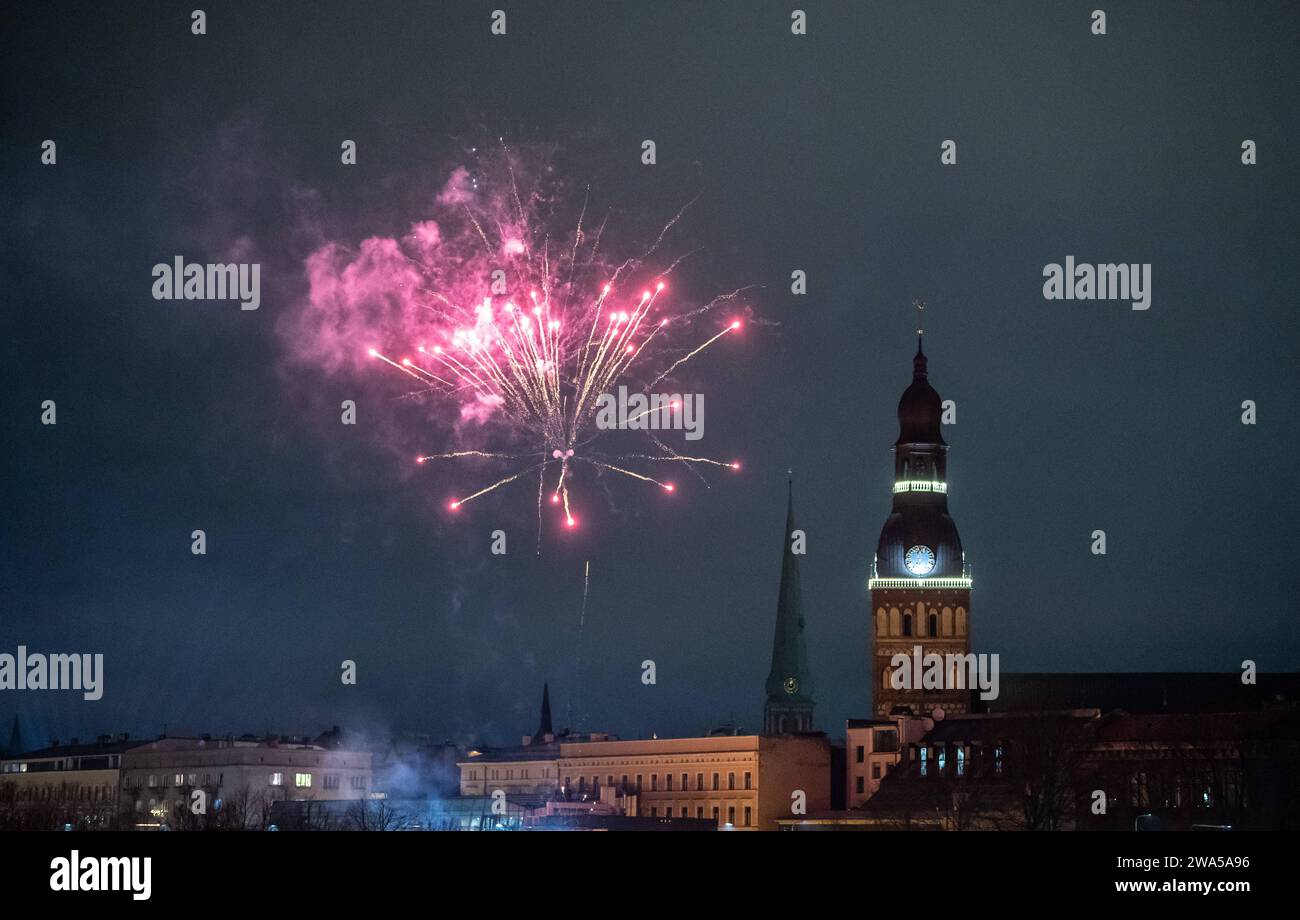 Feuerwerk ist an Silvester am Dom zu Riga zu sehen. Riga Lettland ...