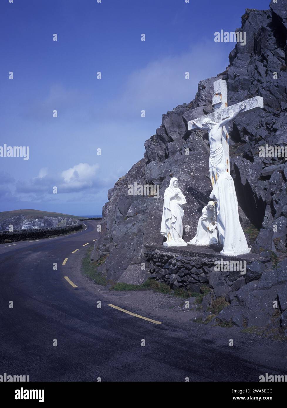 Ireland, Kerry, the Dingle penninsula, Slea Head and the sculpture of ...