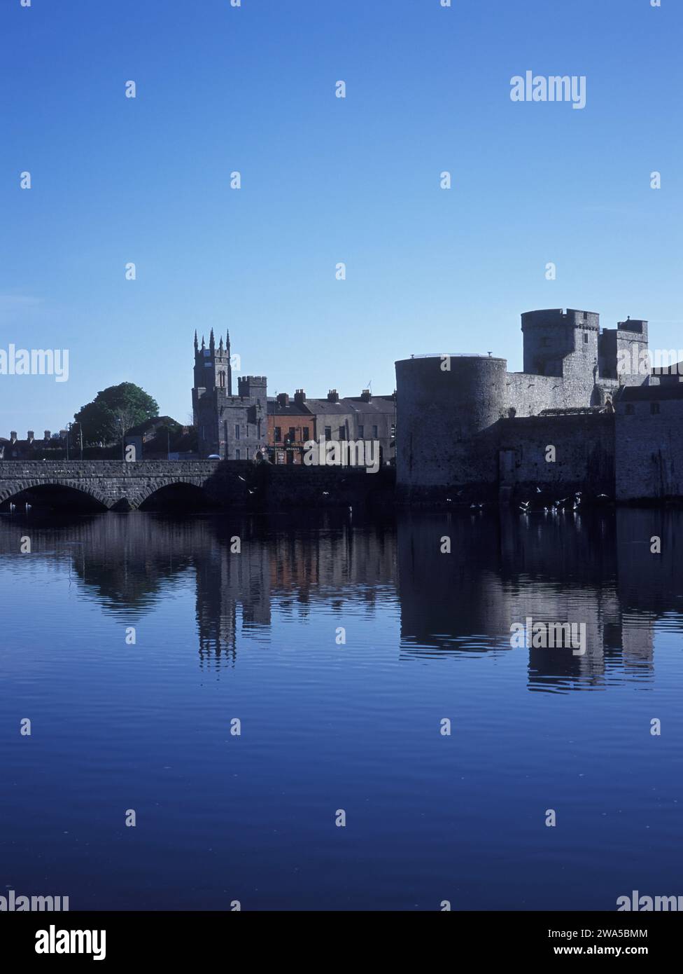 Limerick city king john castle hi-res stock photography and images - Alamy
